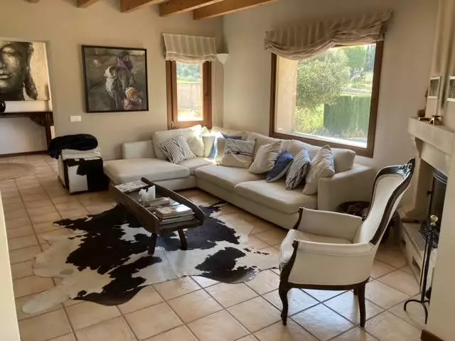 Living room ng bahay ng mambabasa na si Mieke Jongert sa Mallorca