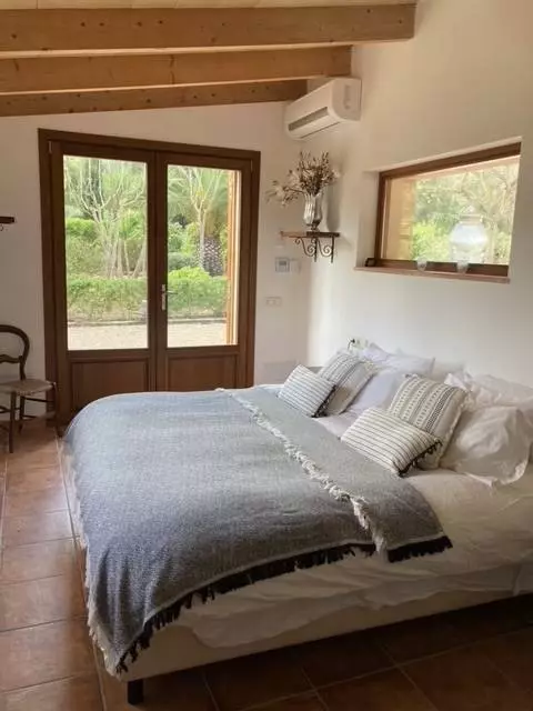 Een slaapkamer in het huis van de lezer Mieke Jongert op Mallorca