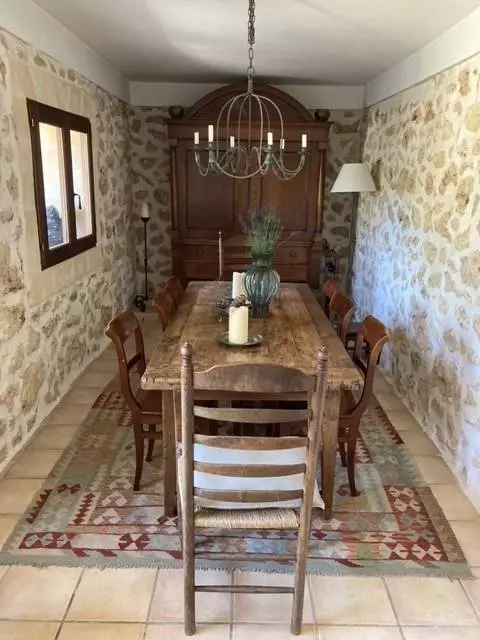 Eetkamer van het huis van de lezer Mieke Jongert in Mallorca