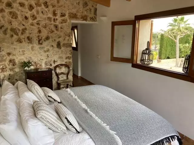 Een slaapkamer in het huis van de lezer Mieke Jongert op Mallorca