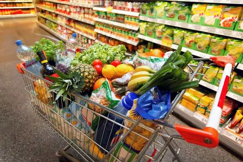 Einkaufswagen im Supermarkt