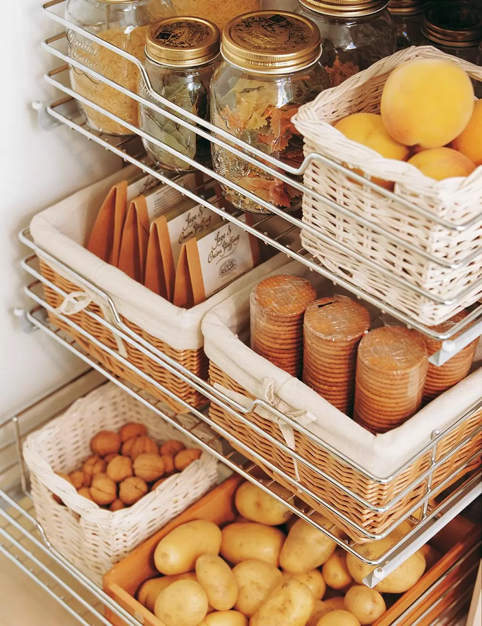 detail_of_closet_fruit_bowl