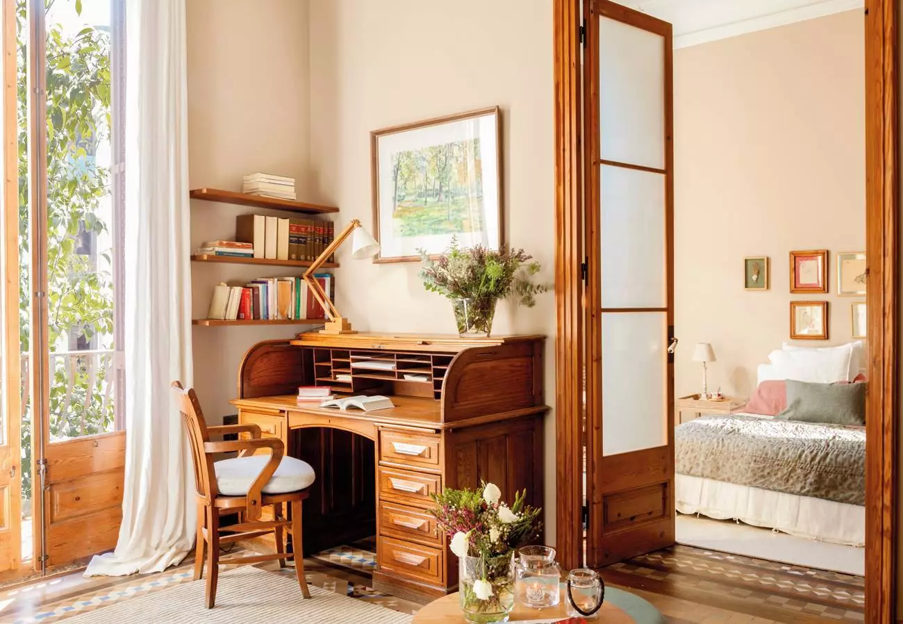 old-wooden-desk-in-the-living-room 447188