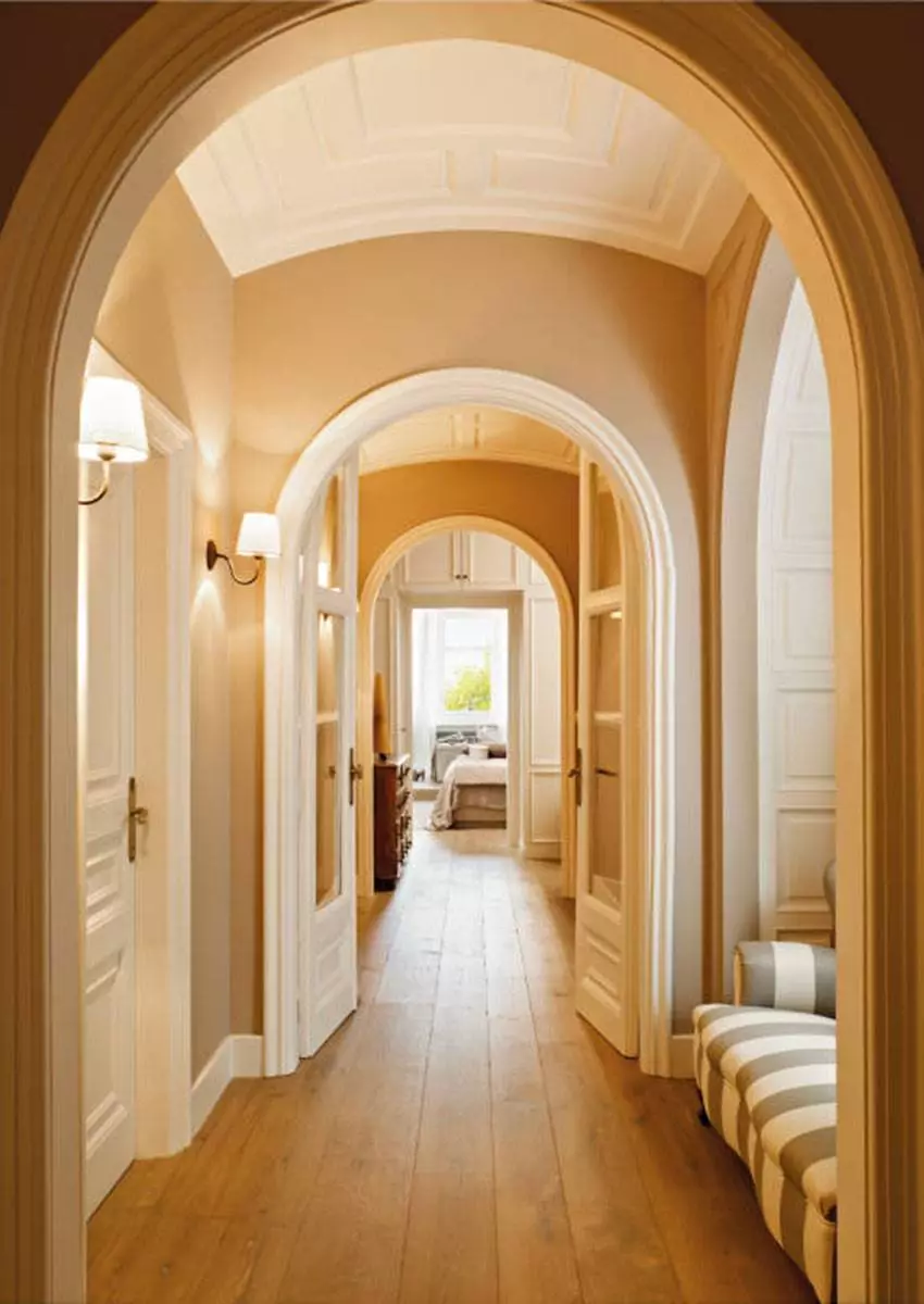 Hallway-with- molding-and-painted-in-combination-of-colors-332993