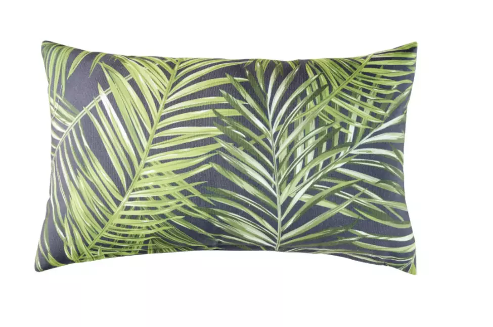 Jungle print cushion. luam qhov saib