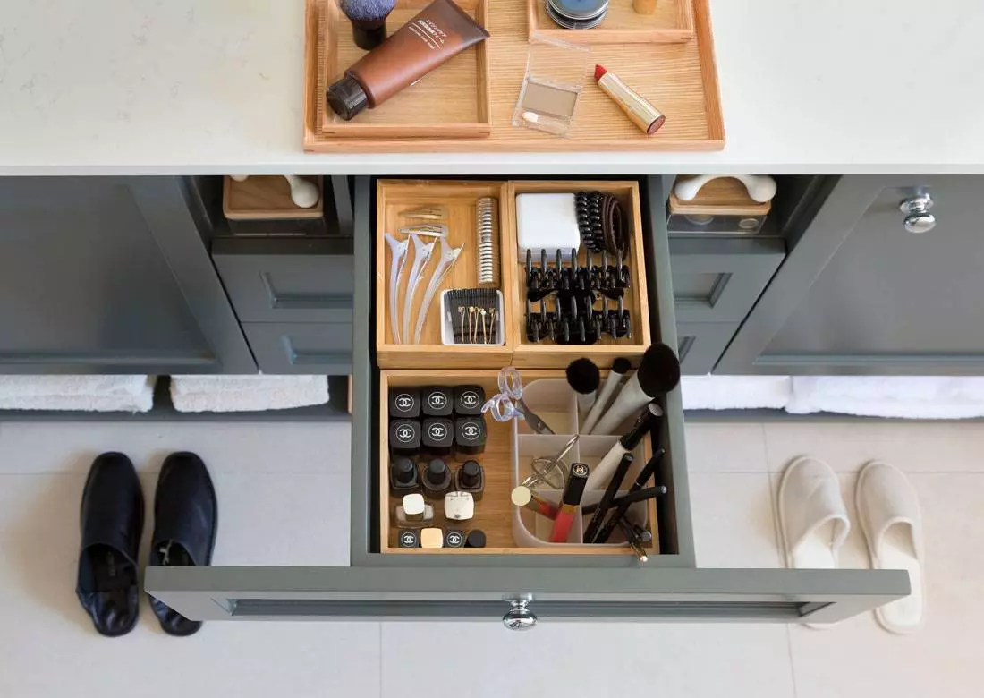 drawer-with-compartments-in-the-bathroom 458358