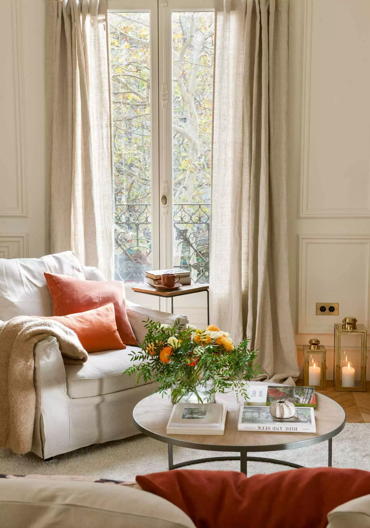 reading-corner-with-armchair-and-curtains-in-neutral-tones-00500506 O