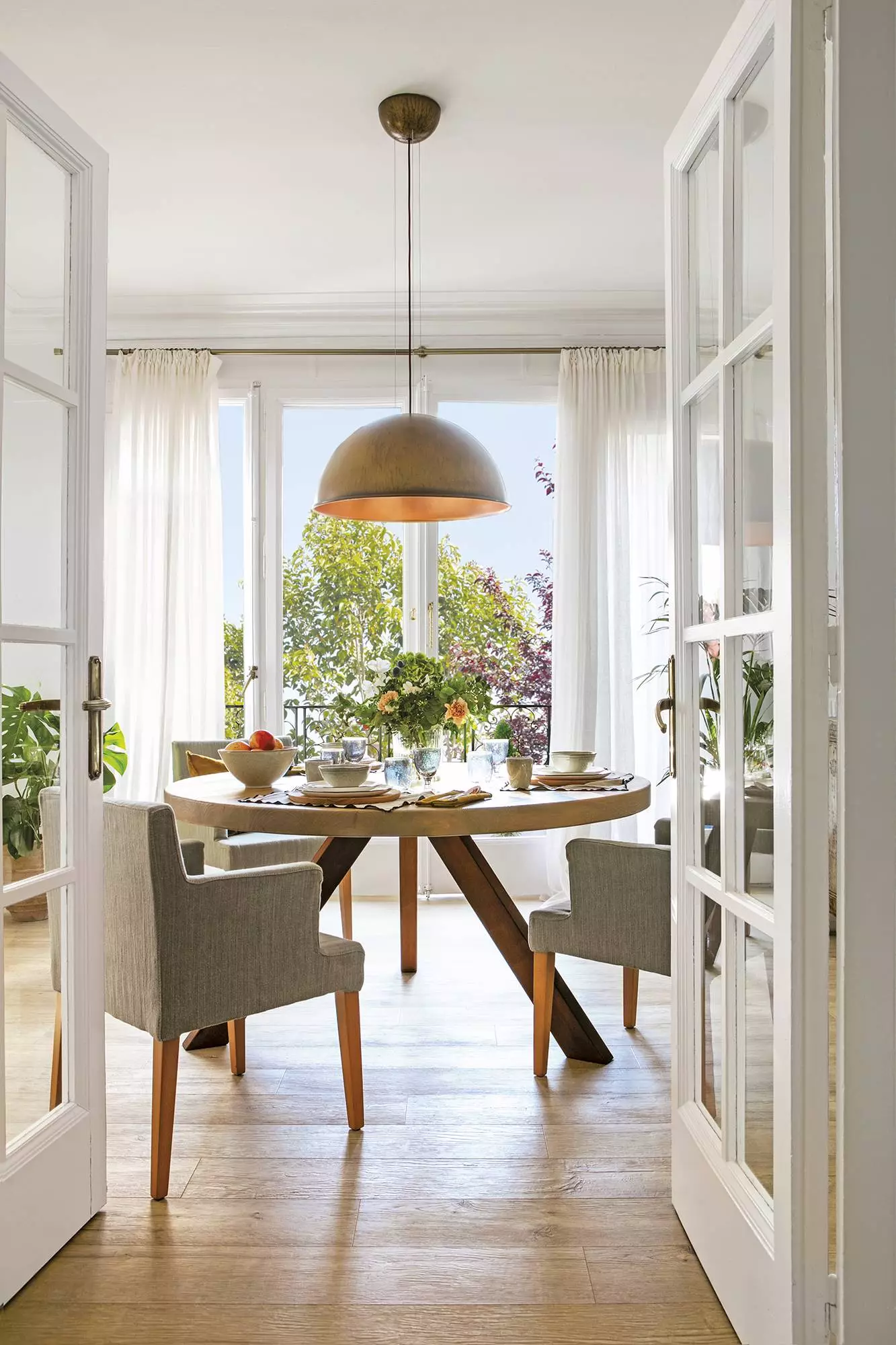 Eetkamer met sideboard en spieëls