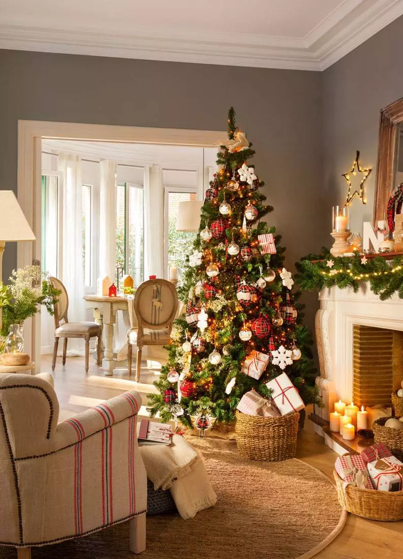 christmas-tree-next-to-the-living-room-fireplace-with-gifts-and-circular-rug-00418551 d7124bd7 793x1100