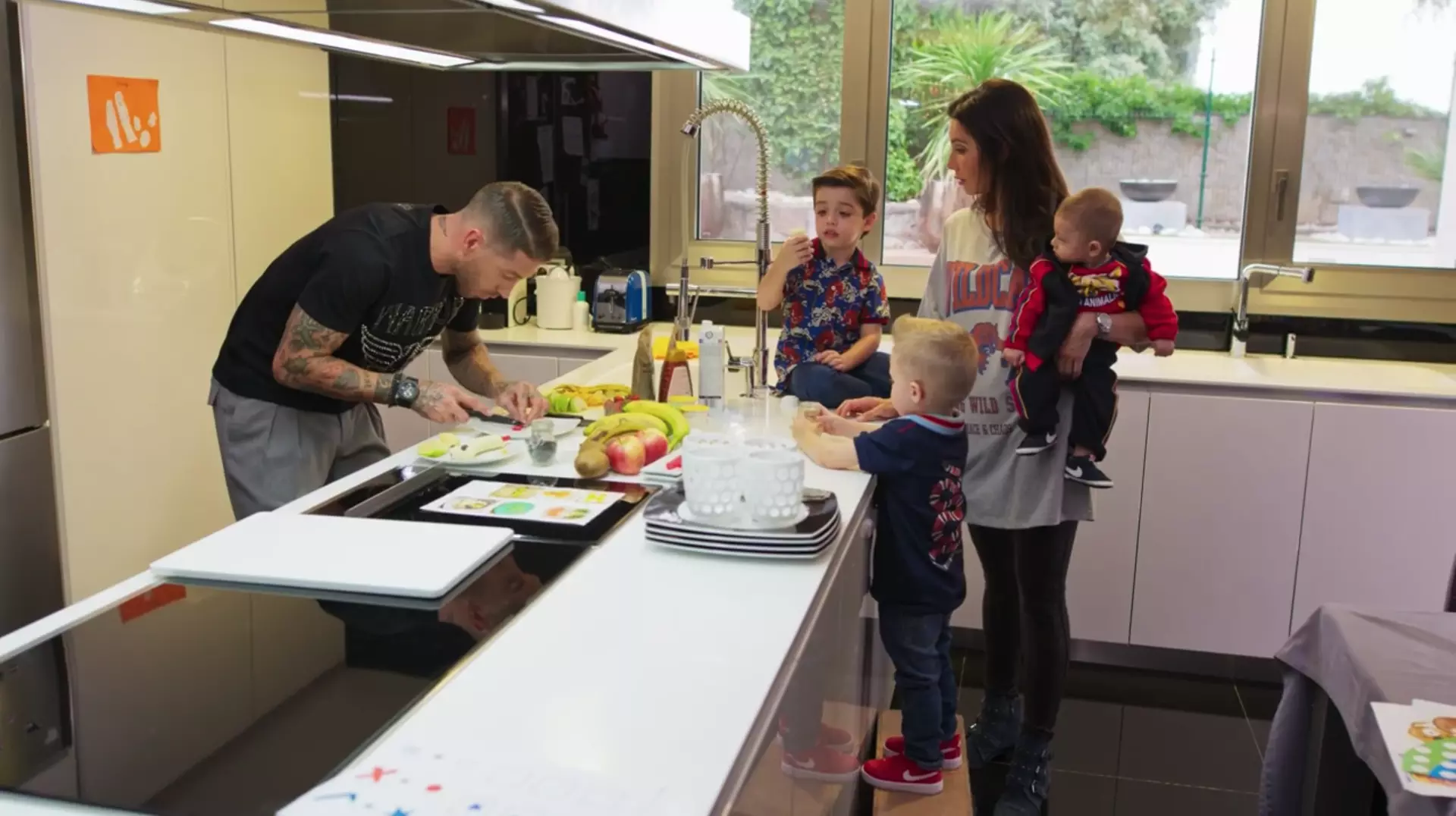 Sergio Ramos - Pilar Rubio et les enfants dans la cuisine