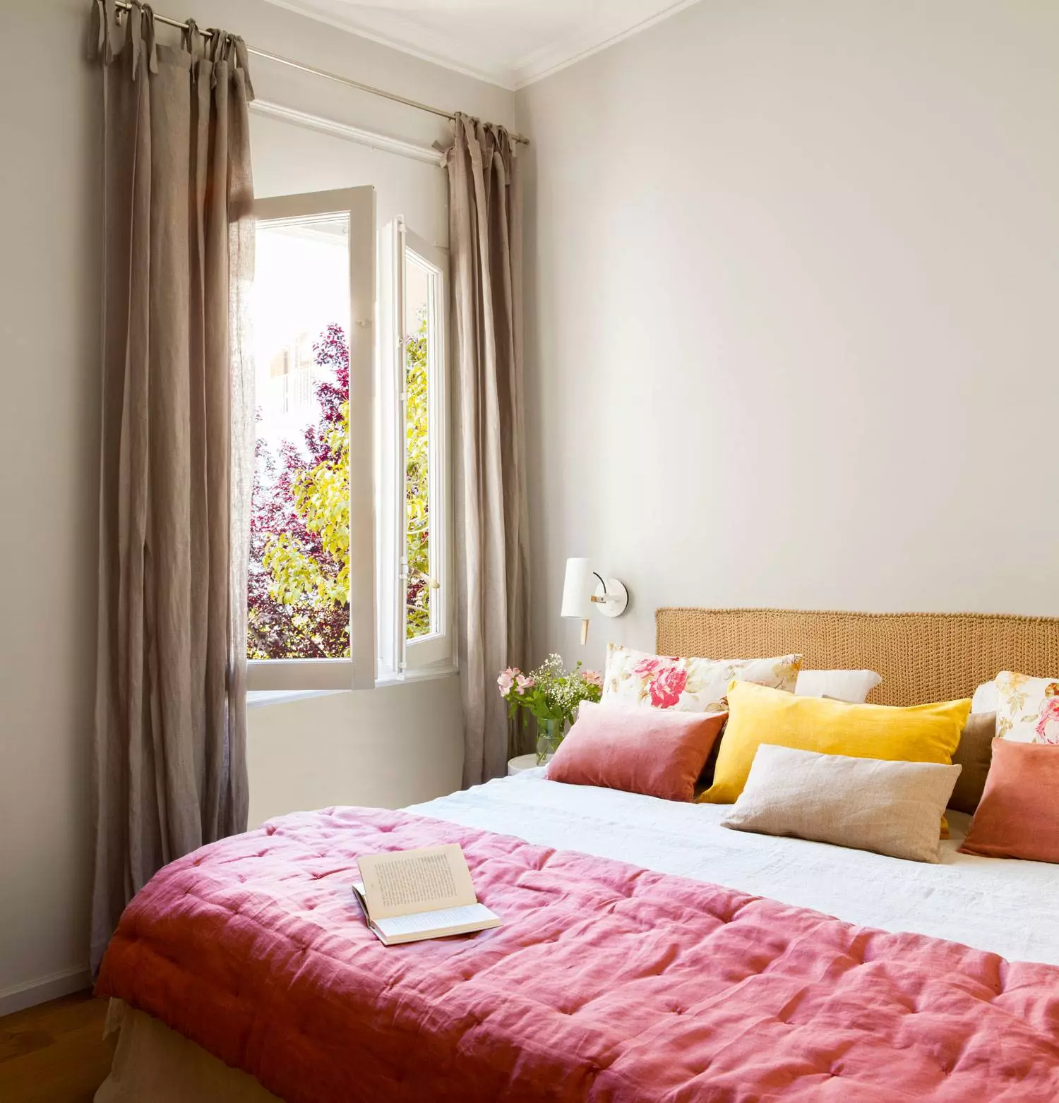 bedroom-with-headboard-by-Ikea 423858