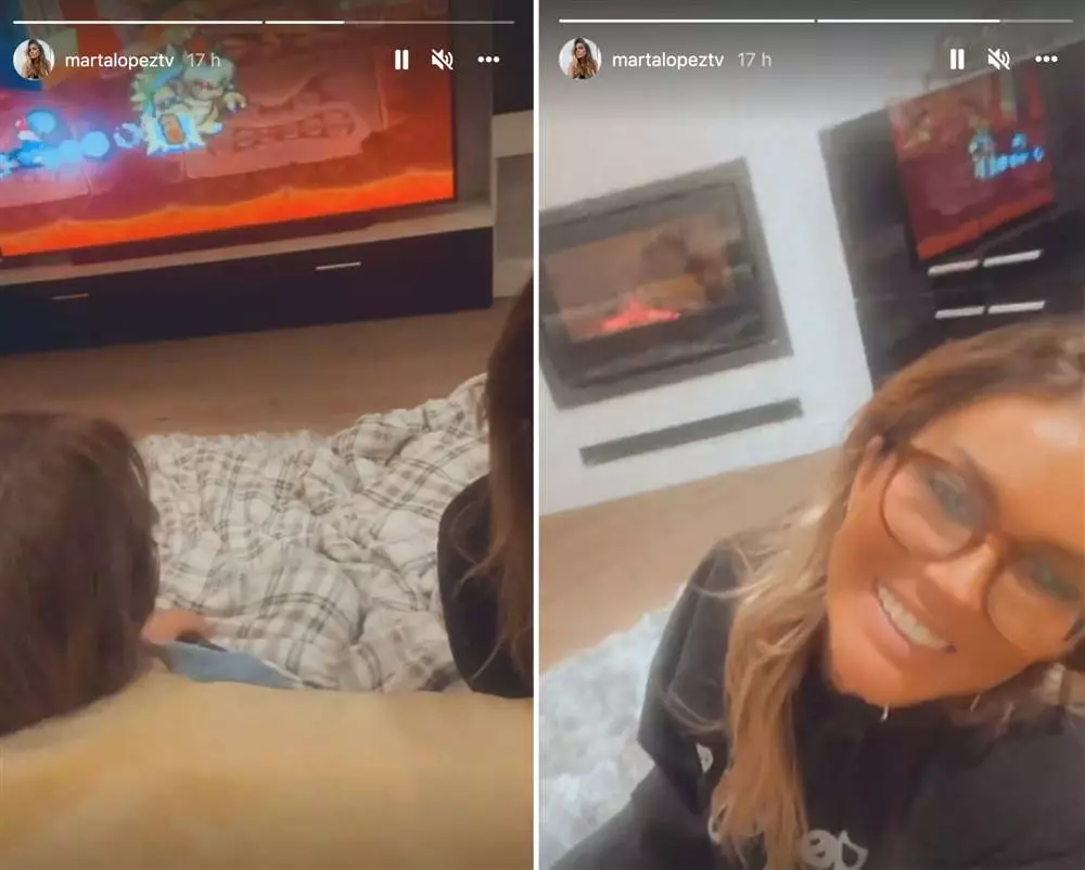 Marta López dans le salon de sa maison à Madrid avec un de ses enfants