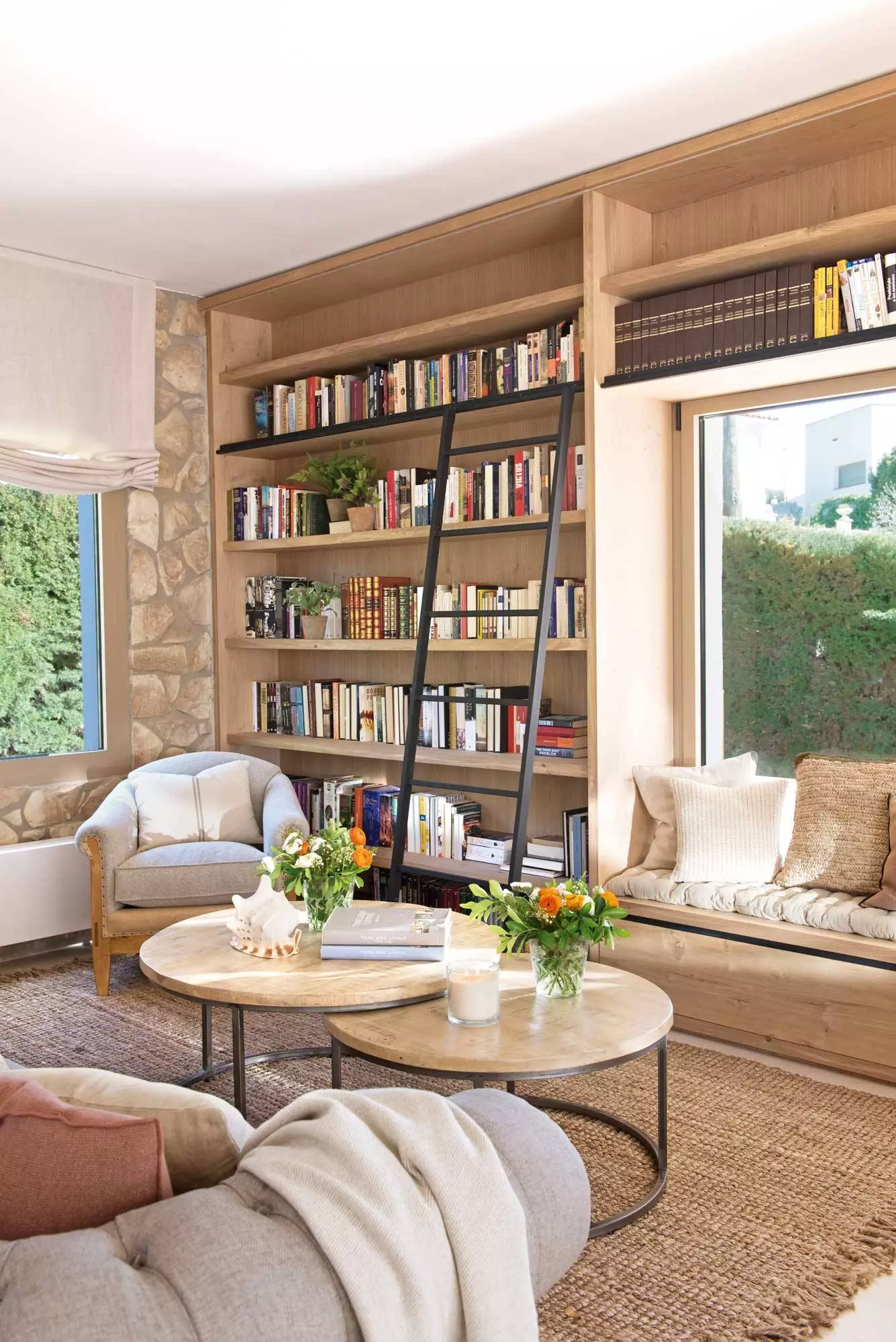 living-room-with-made-to-measure-wooden-bookcase-and-bench-00503951 O