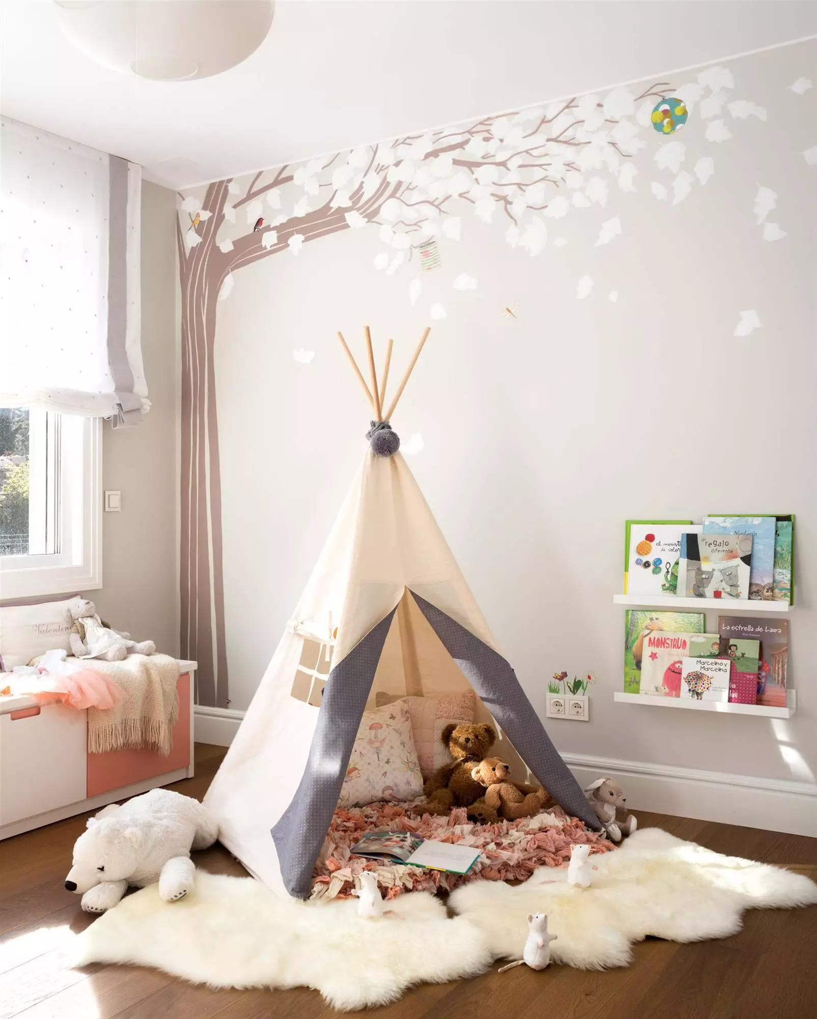 cameretta per bambini con tipi e mensole a muro per storie 469105