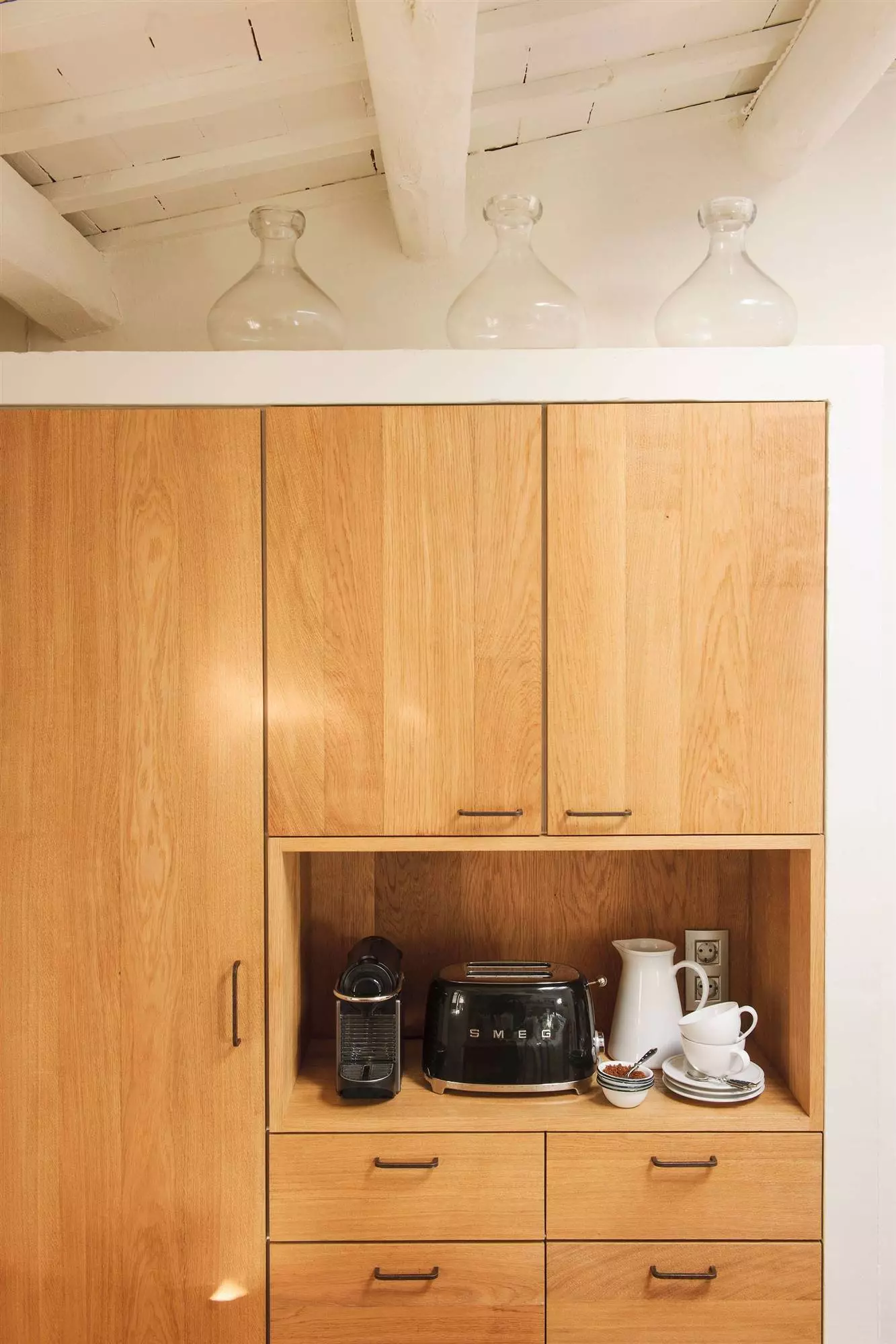 Cupboard with breakfast niche with toaster, Nespresso coffee machine, cups, jug, plugs-482285