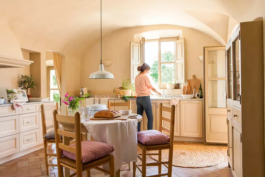 rustic kitchen ine mukadzi anowacha ndiro