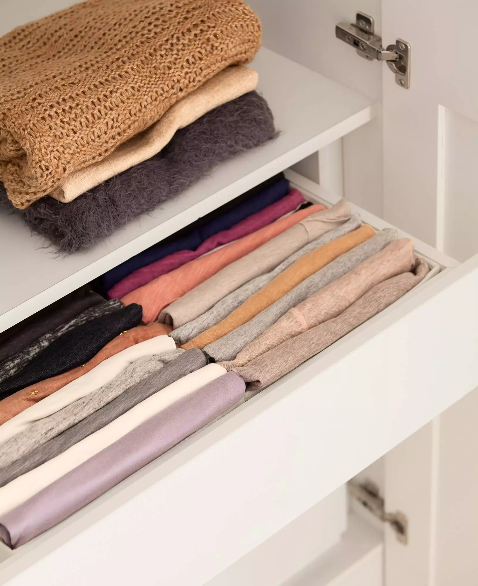 detalye-sa-open-wardrobe-drawer-nga adunay-t-shirts-arranged-with-the-konmari-method 6b189ef0