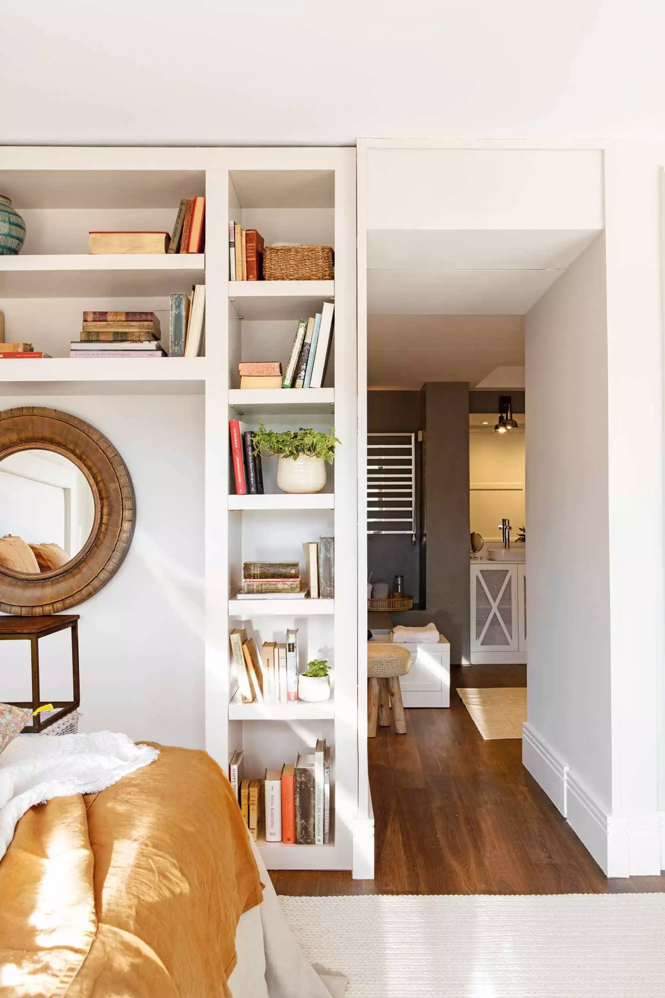 custom-bookcase-in-white-in-bedroom-00503852