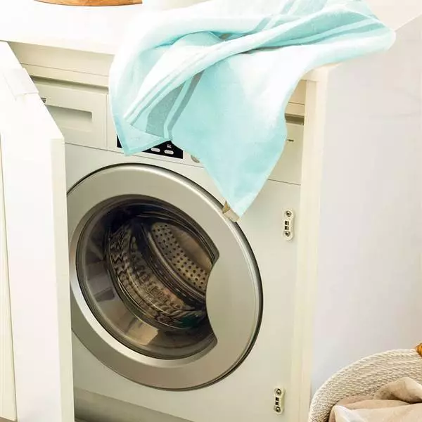 Hoe de wasmachine te reinigen en te desinfecteren zodat de kleding er onberispelijk en geurvrij uitkomt?