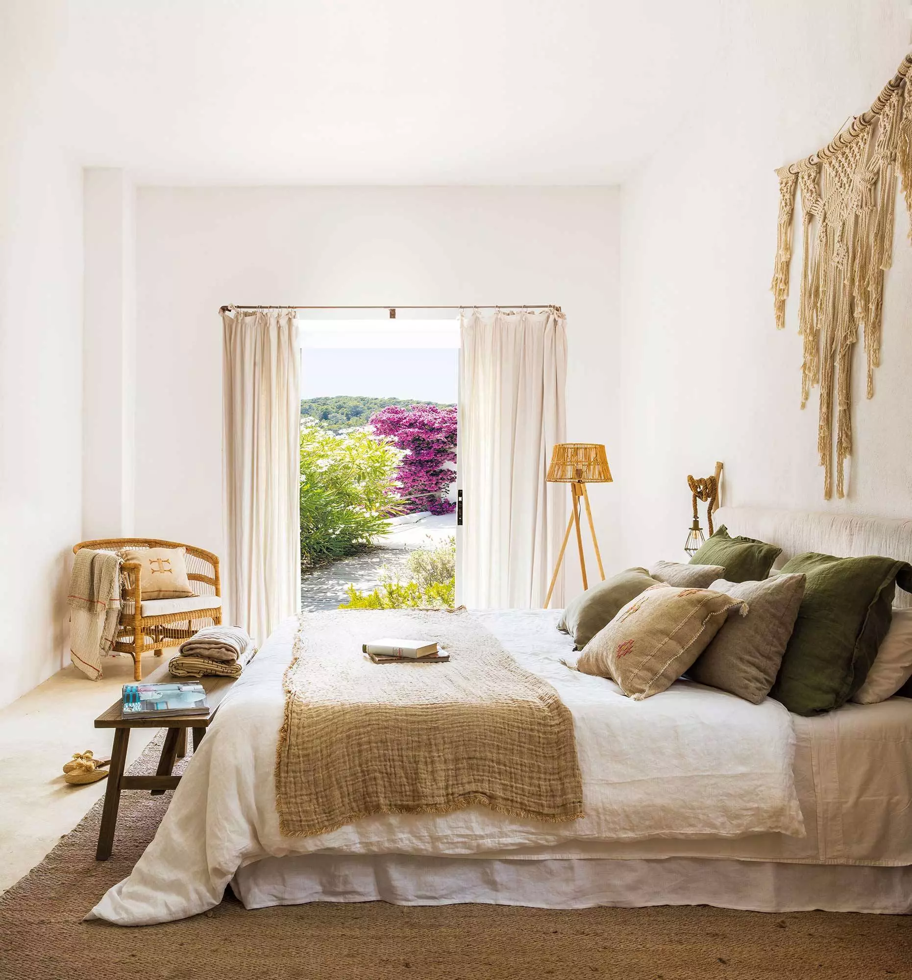 White summer bedroom with balcony overlooking the garden_00508684