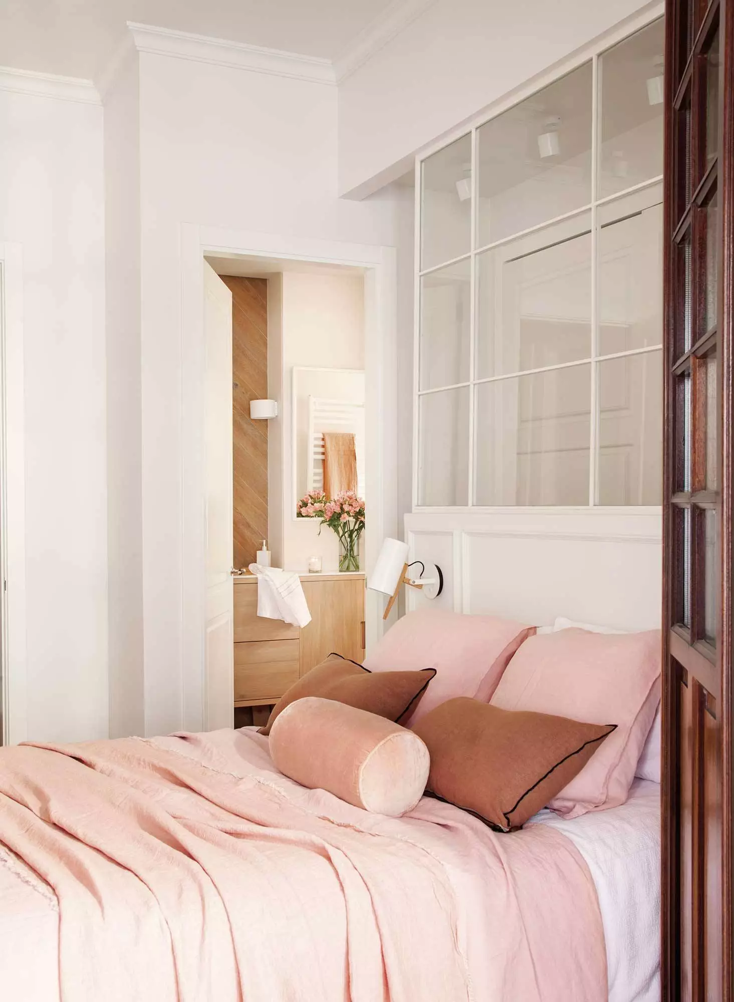 White bedroom with glazed headboard_00505434