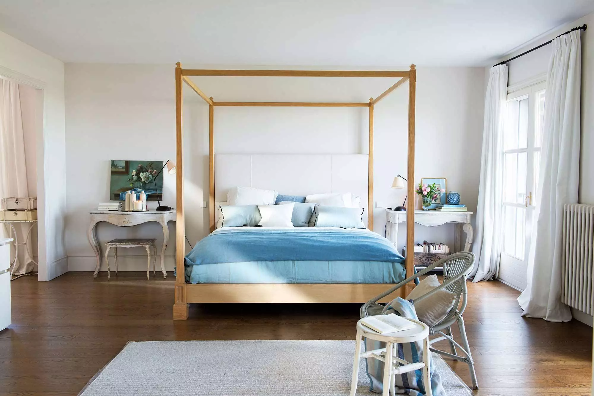 White bedroom with wooden canopy bed_00503725 O