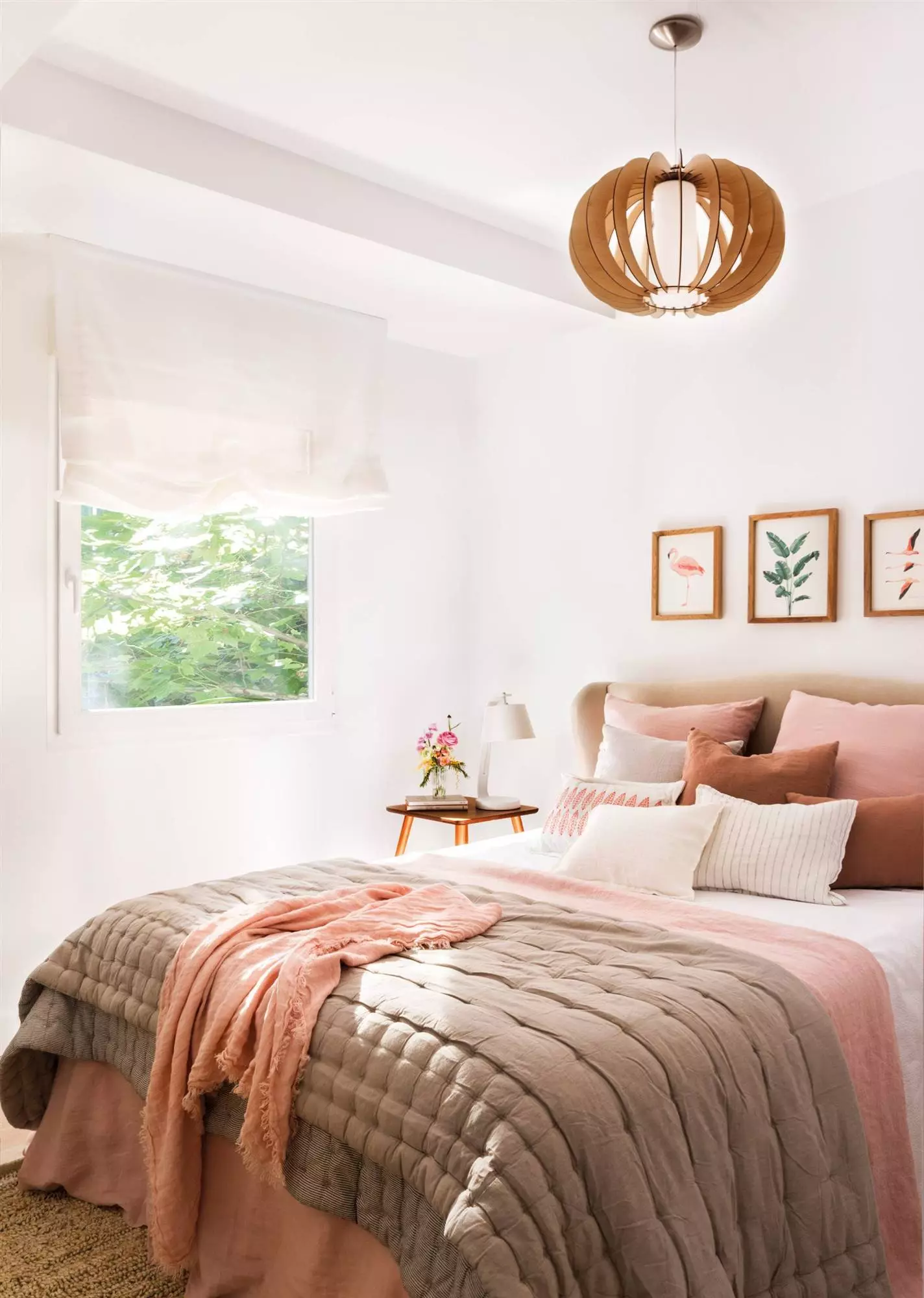 Small white bedroom with pink upholstered headboard_00481009