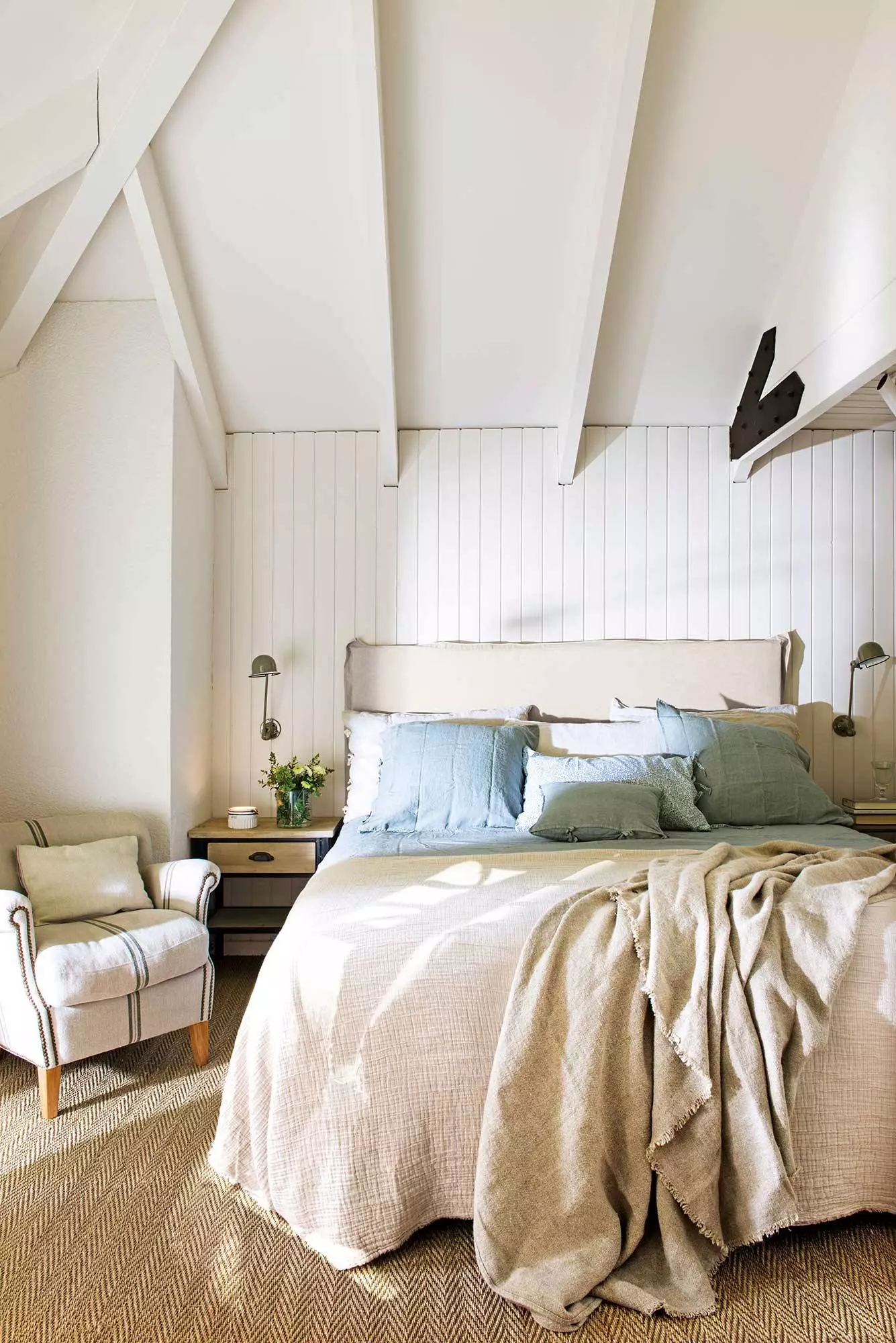 White bedroom with headboard wall covered with wooden slats_00507346