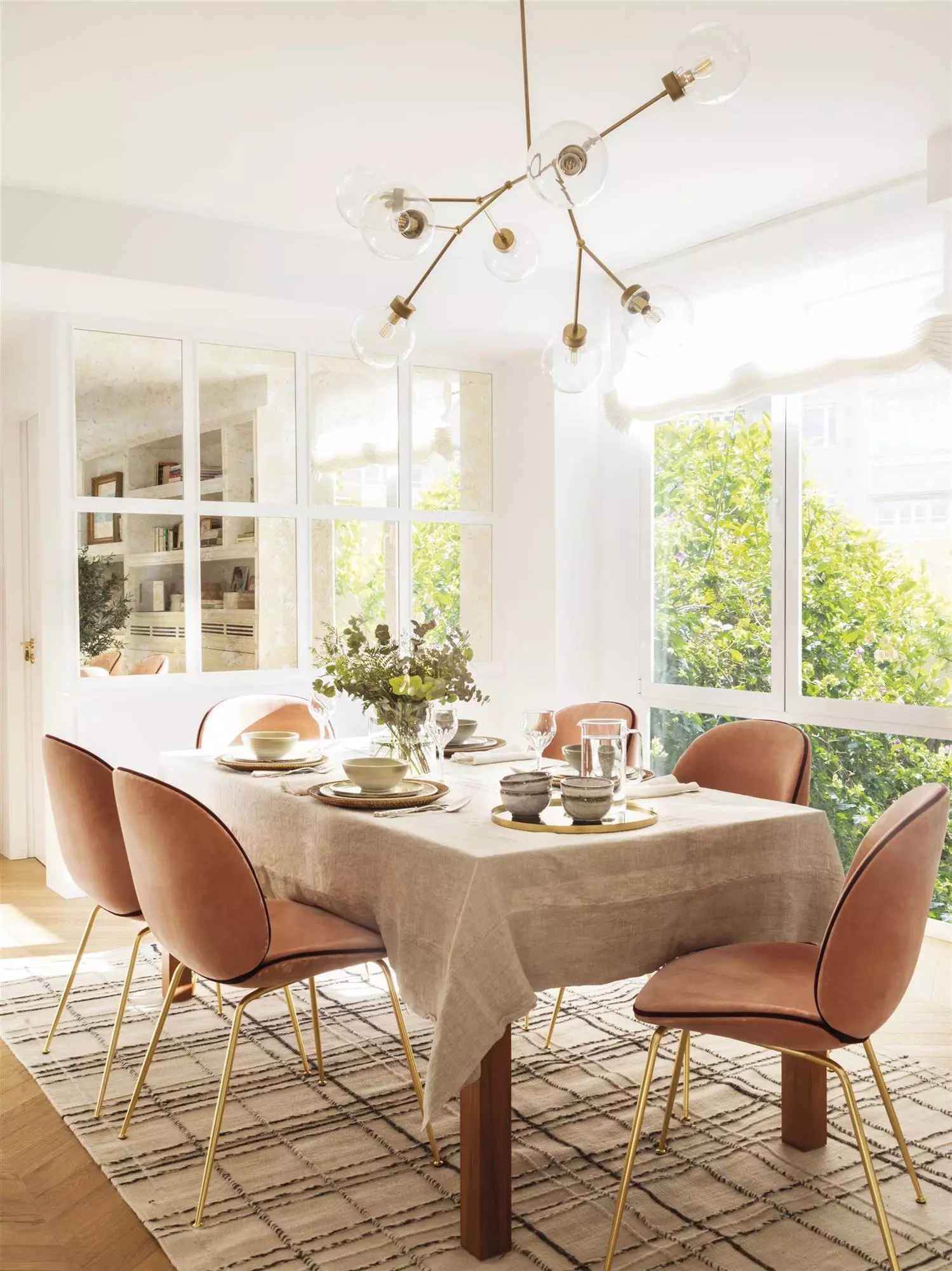 Sala da pranzo con lampada e moquette che delimita l'area