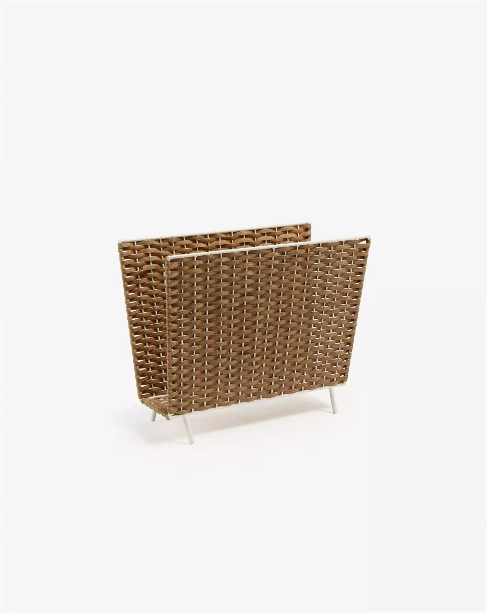 Wicker-and-metal-magazine-rack-ni-Kave-Home. Usa ka hapsay nga pagbasa