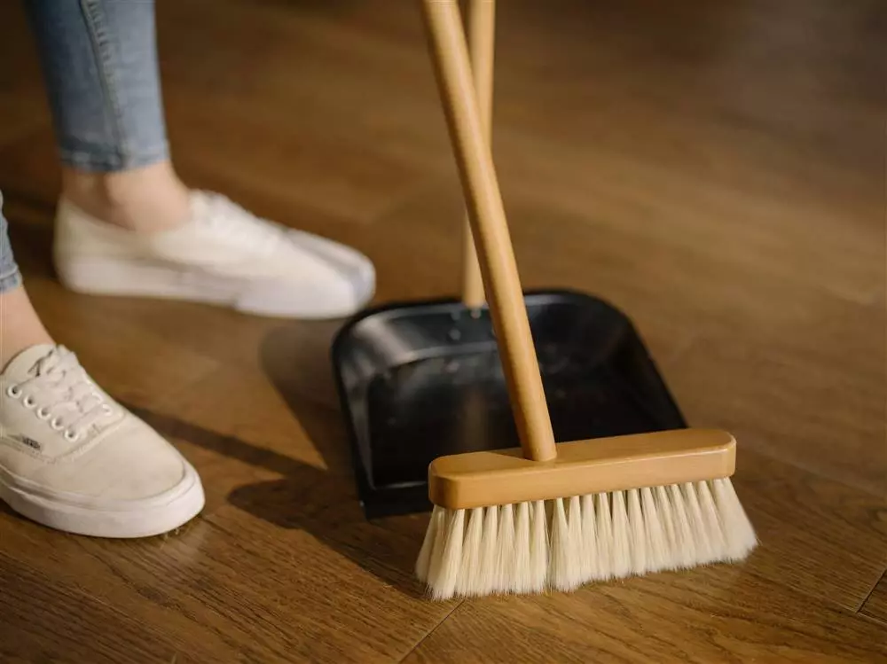 broom dustpan sweep pexels-cottonbro