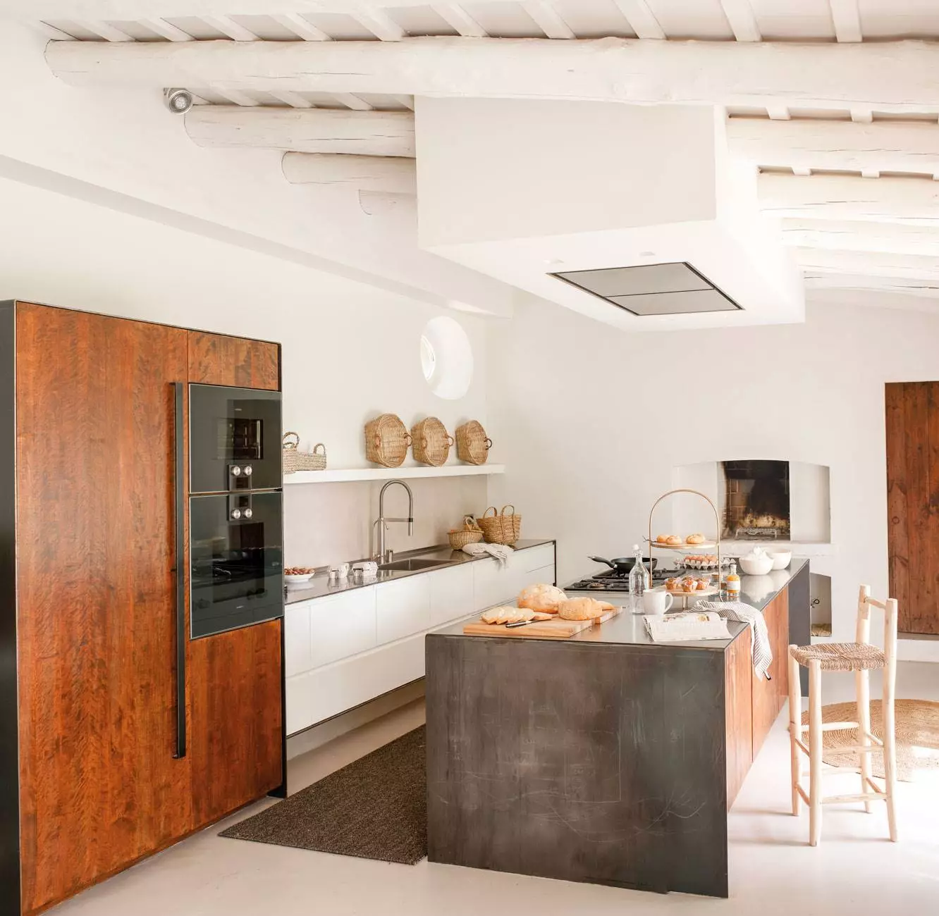 white-kitchen-with-dark-furniture_485464