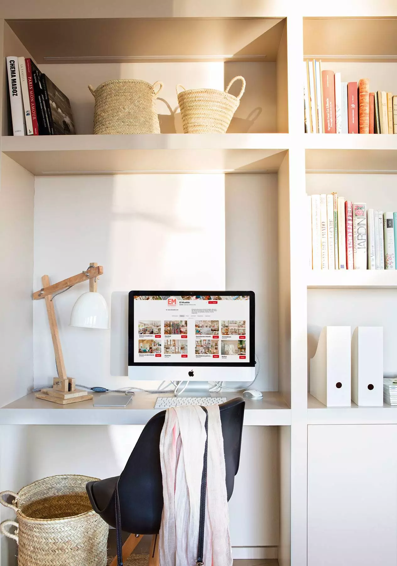 work-desk-with-table-lamp-and-imac-with-cover-Pinterest-of-El-Mueble_00482155