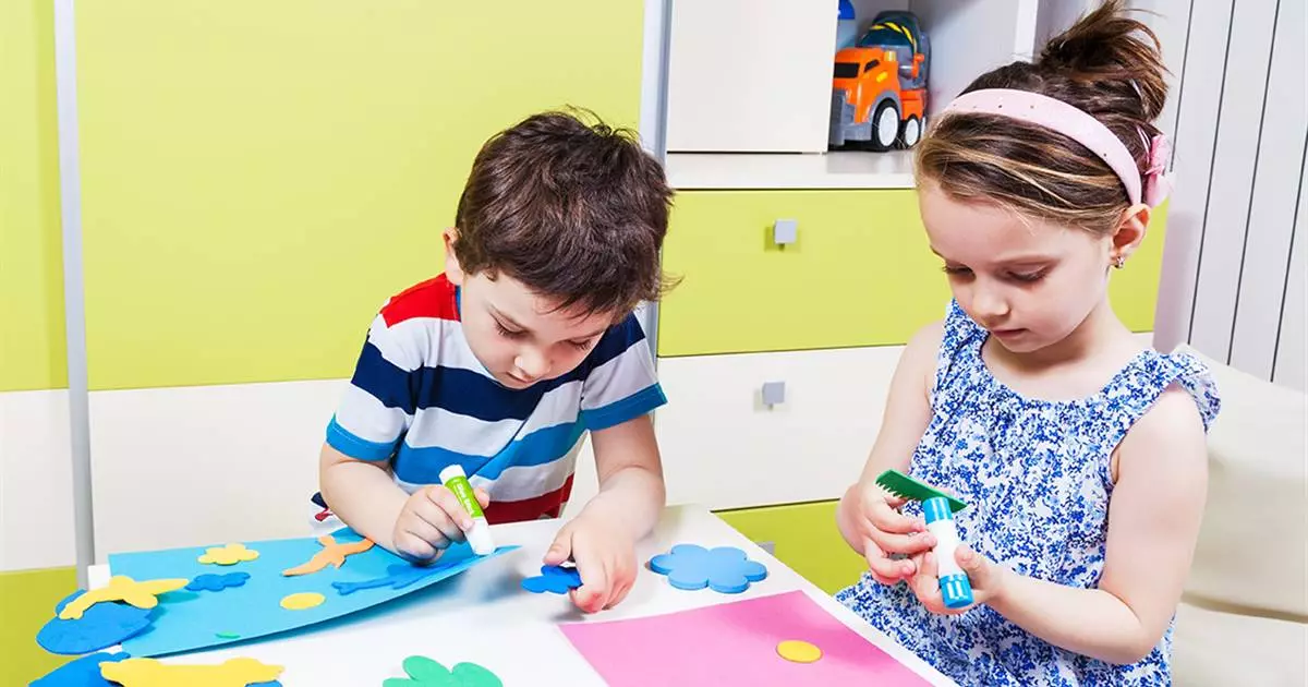 4 kinderleichte Wege, um Klebstoffflecken von Kleidung zu entfernen