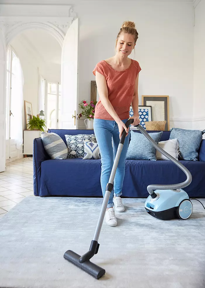 woman vacuuming 00450802 O