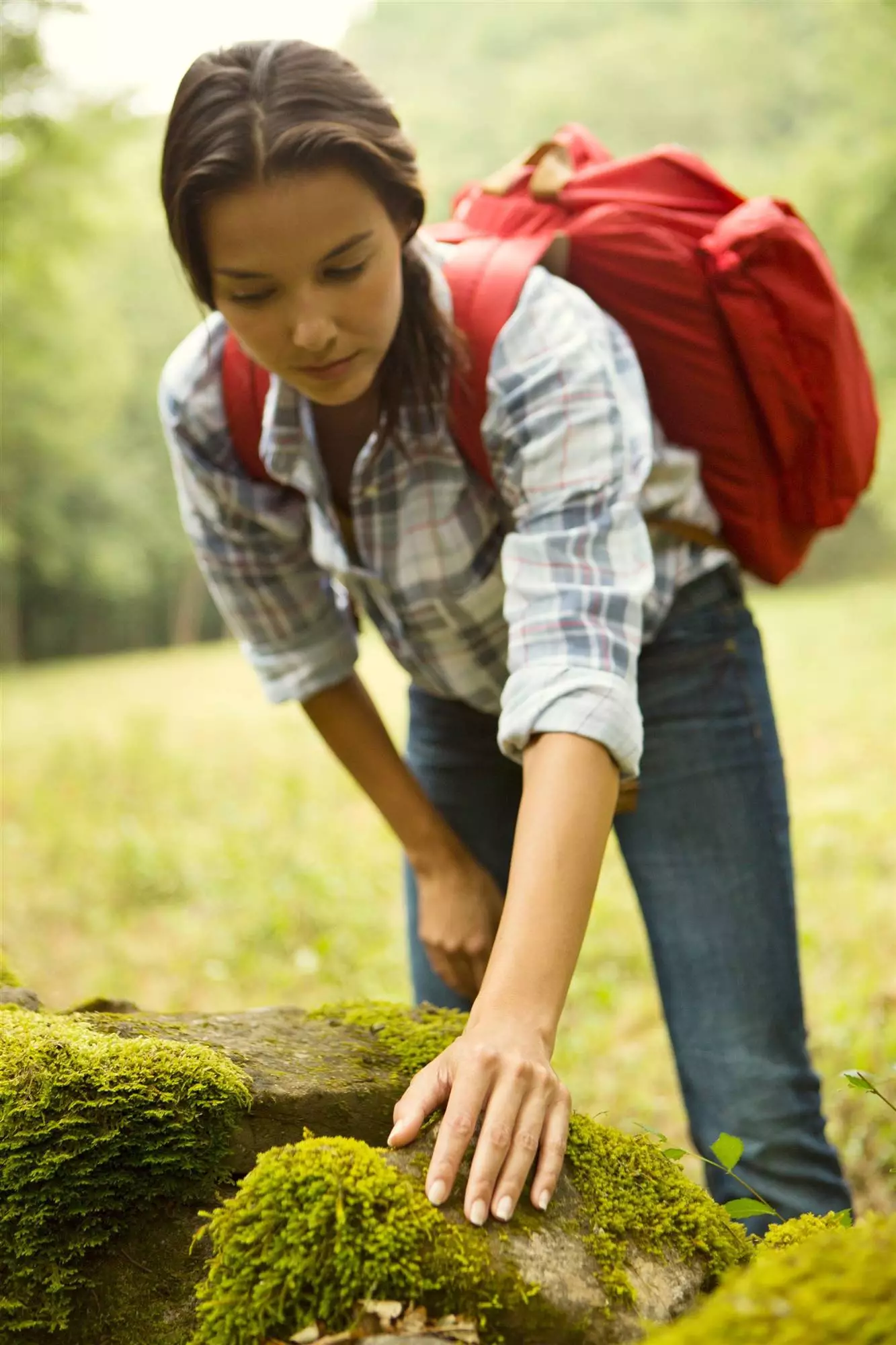 အမျိုးသမီး-in-the-field-with-red-backpack_00405924_O