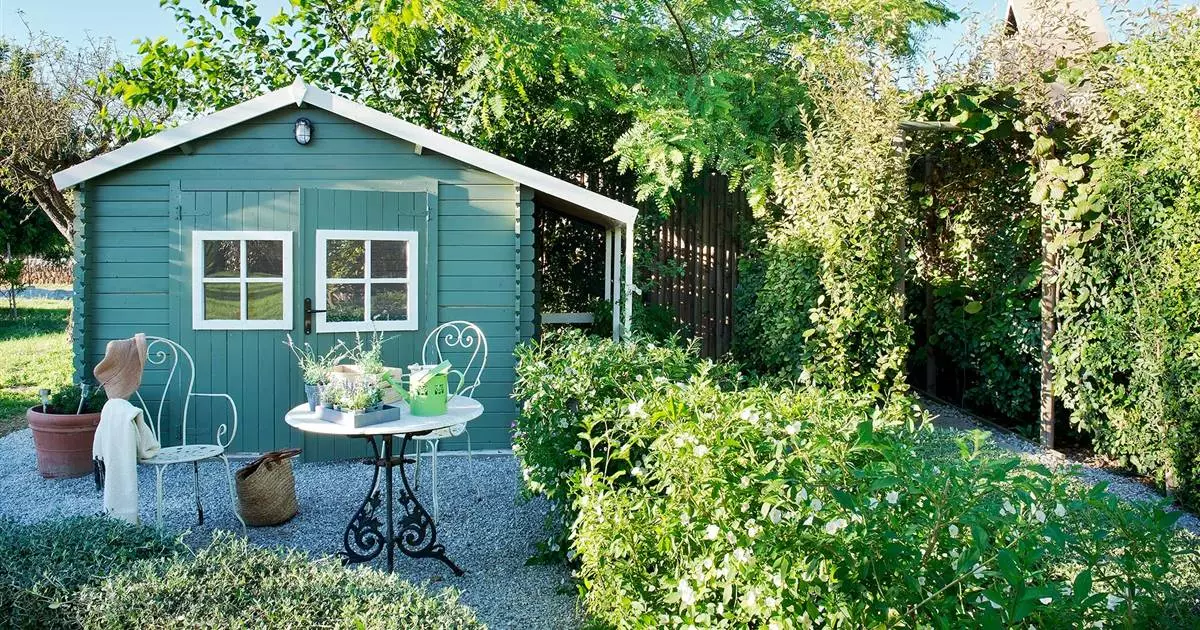 Wooden sheds for the garden: a very charming storage room