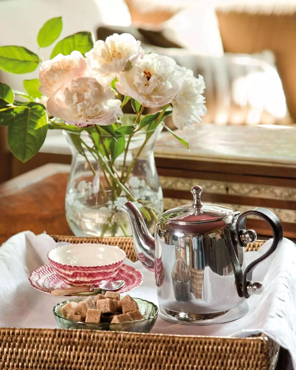 silver-and-steel-teapot-on-wicker-tray 271933