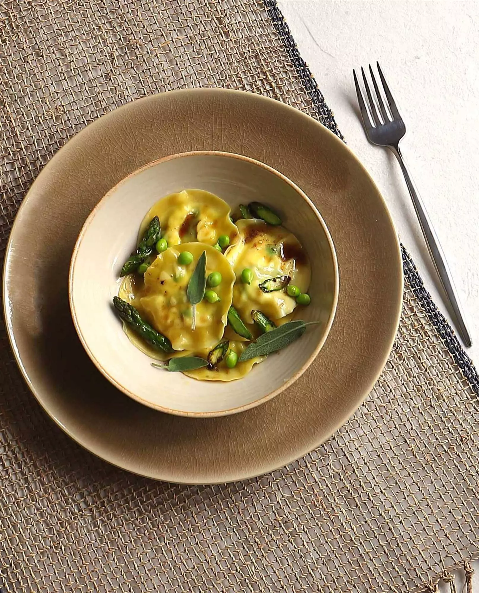 สูตรสำหรับ ricotta ravioli, peas และ asparagus with sage