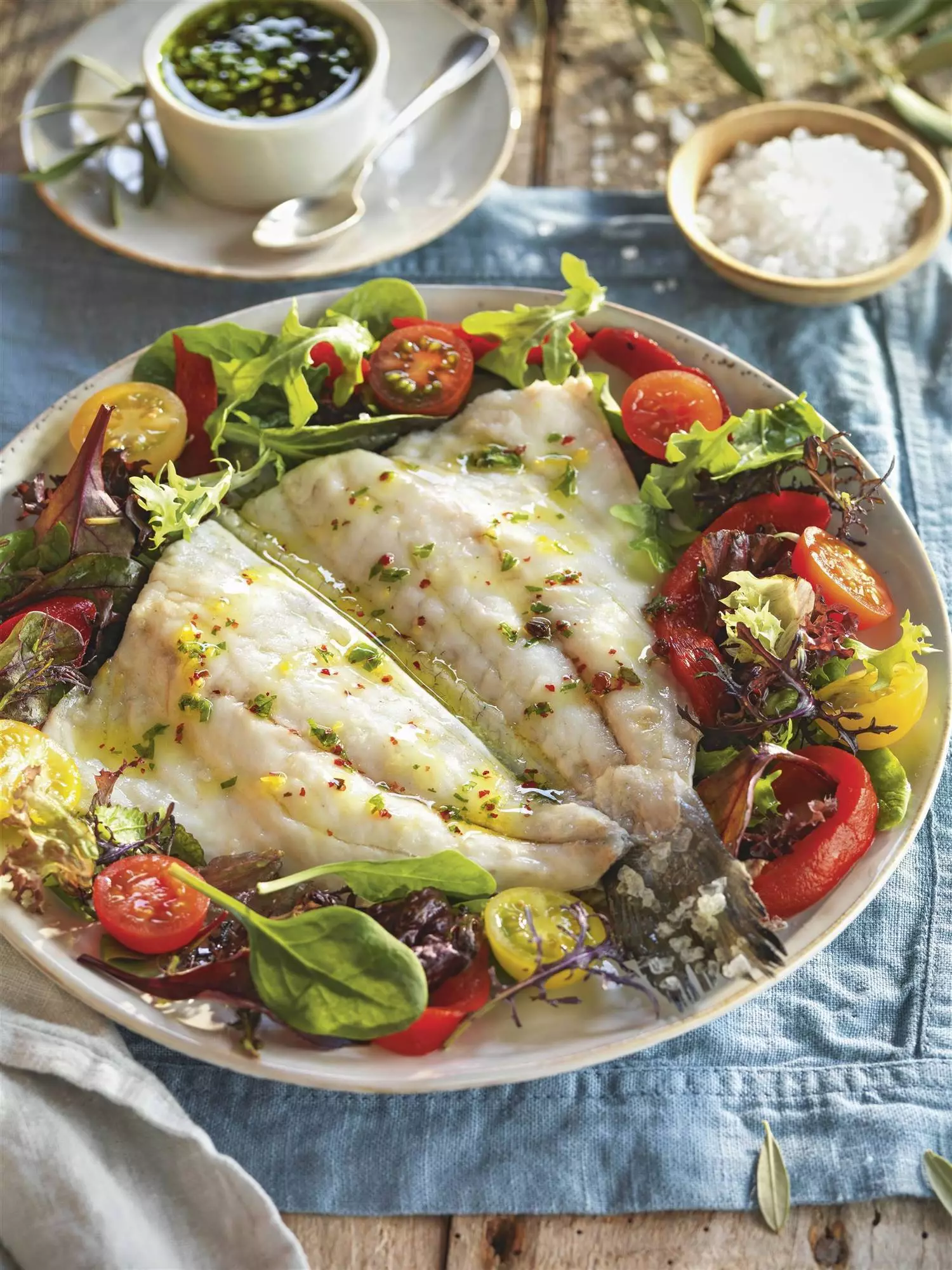 Dinar saludable: recepta de daurada a la sal amb amanida de tomàquets.