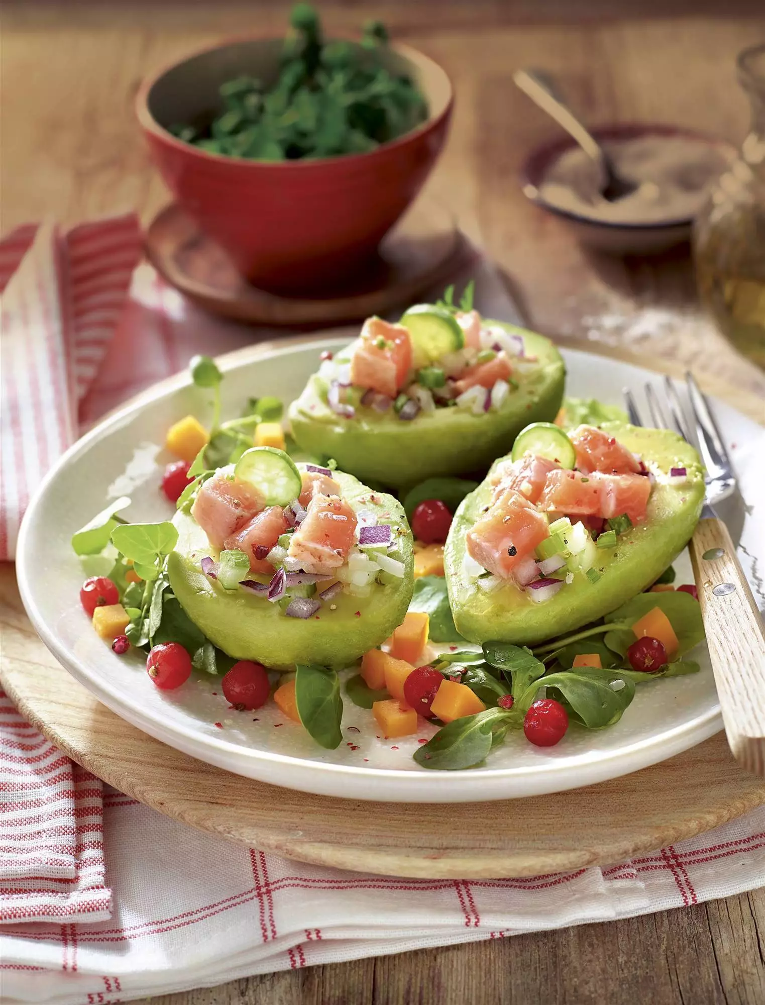 Ounjẹ ọsan ti ilera: ohunelo fun awọn avocados ti o kun pẹlu ẹja salmon.