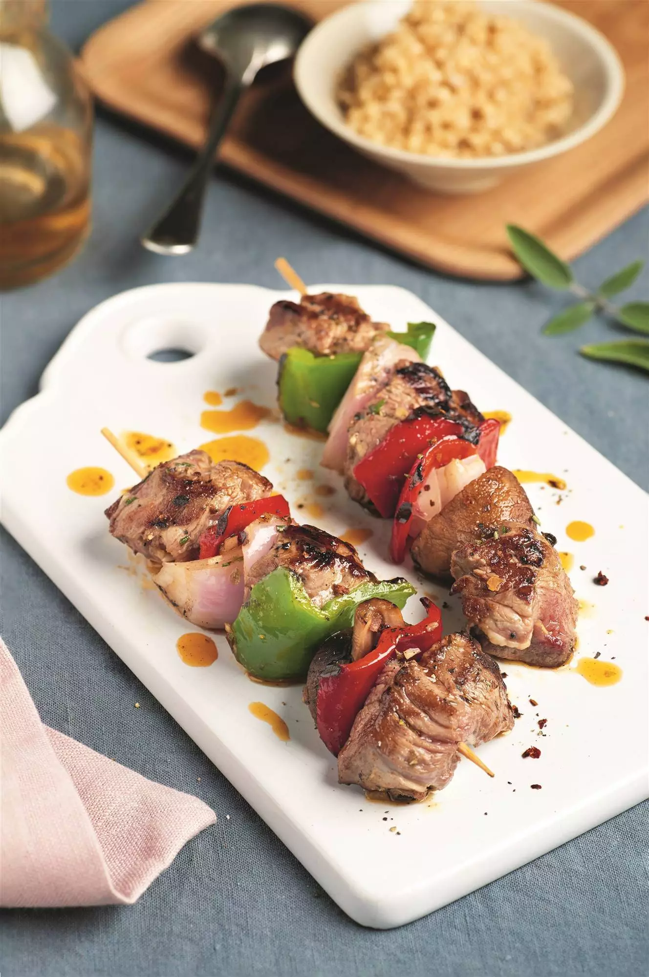 Ni ilera ounjẹ ọsan: ohunelo fun marinated eran malu skewers.