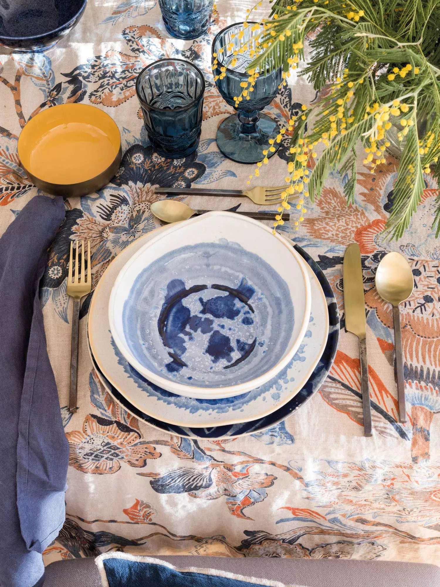 Table with blue kitchenware w00521176