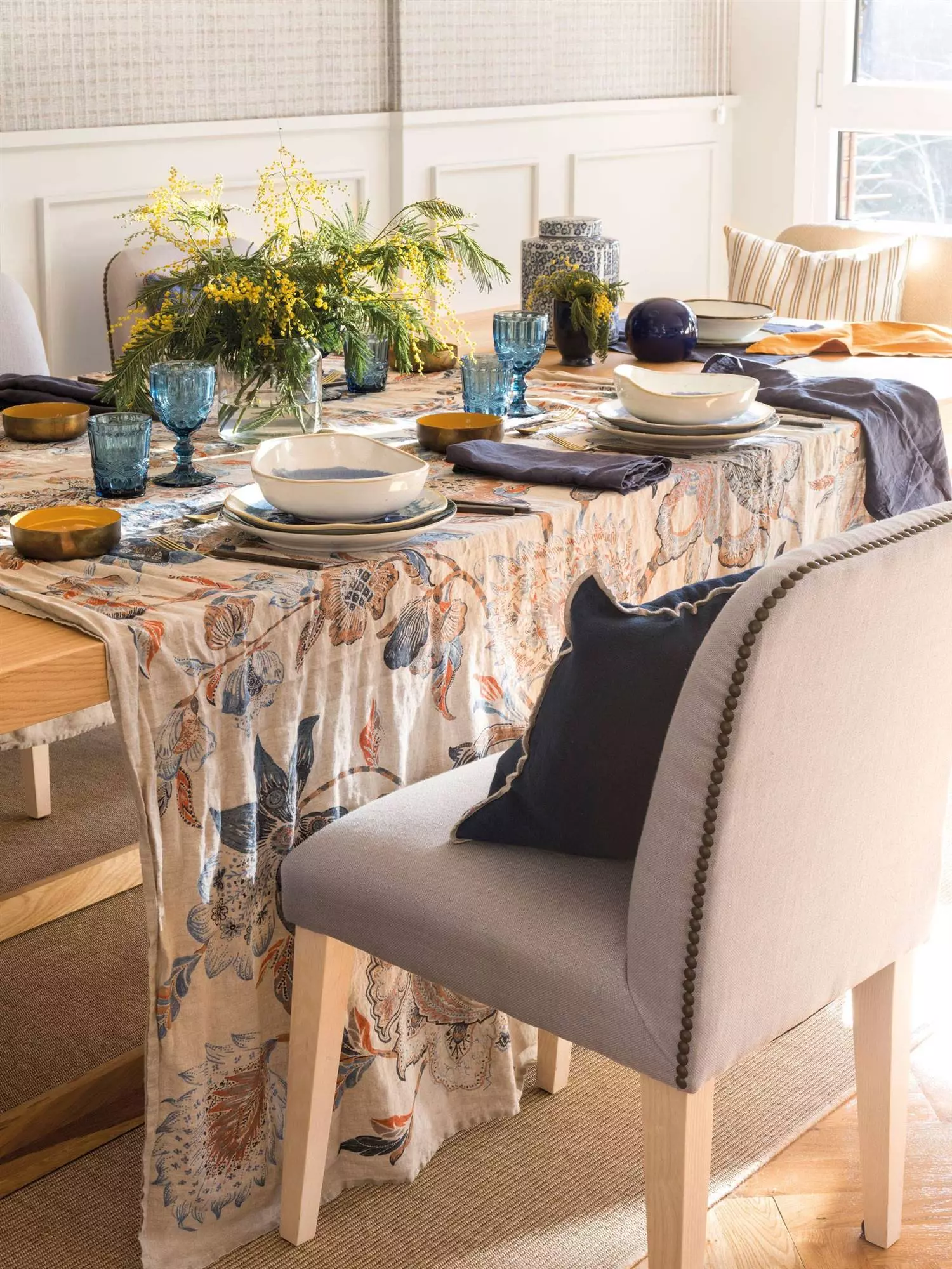 Dining table with printed tablecloth w00521175