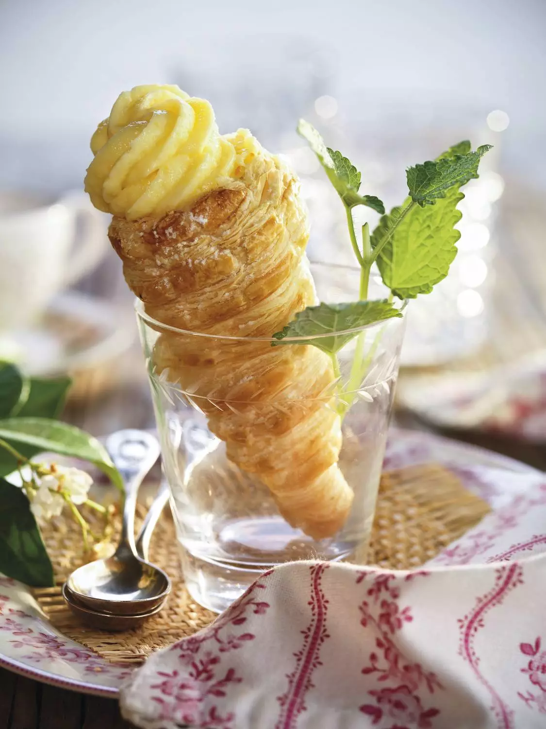 Amaresiphi ane-puff pastry: ama-puff pastry cones kanye ne-pastry cream