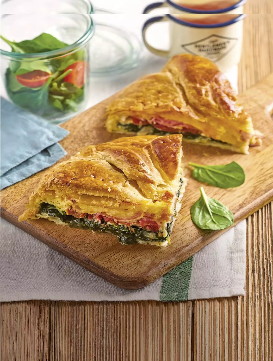 Ntụziaka na puff pastry: puff pastry sanwichi na ham na cheese