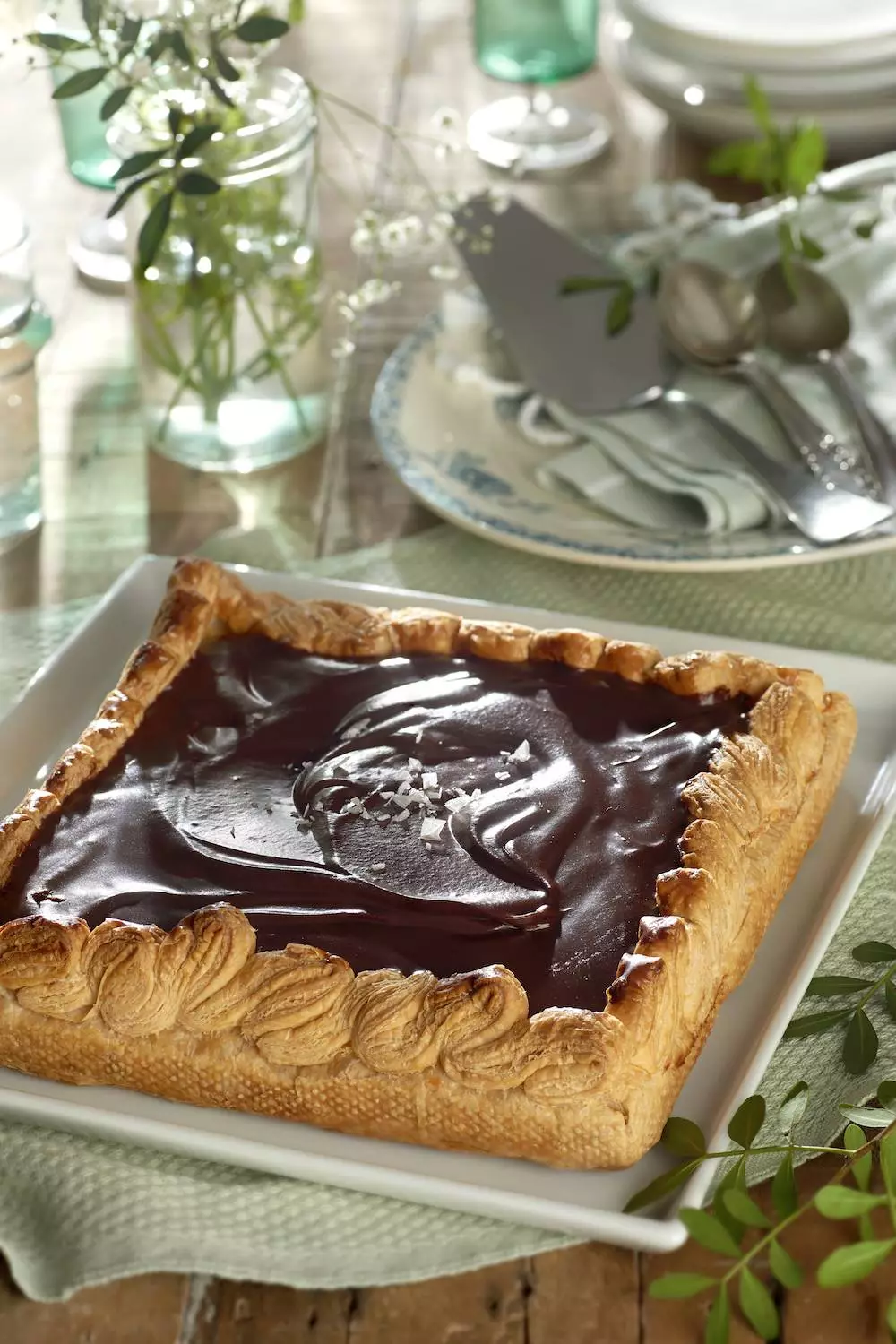 Ntụziaka na puff pastry: chocolate na caramel puff pastry