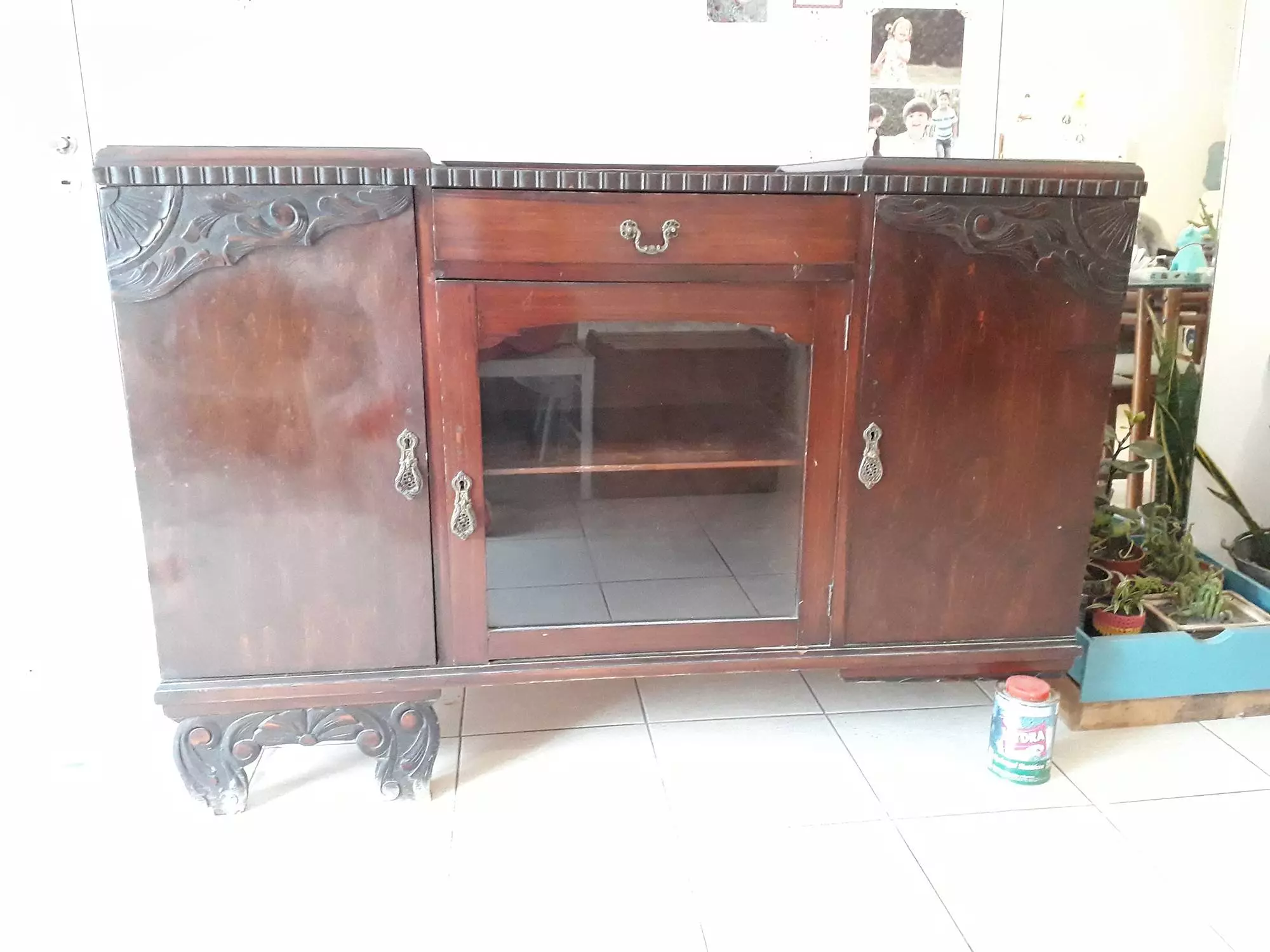 Antieke hout sideboard met sentrale glasdeur