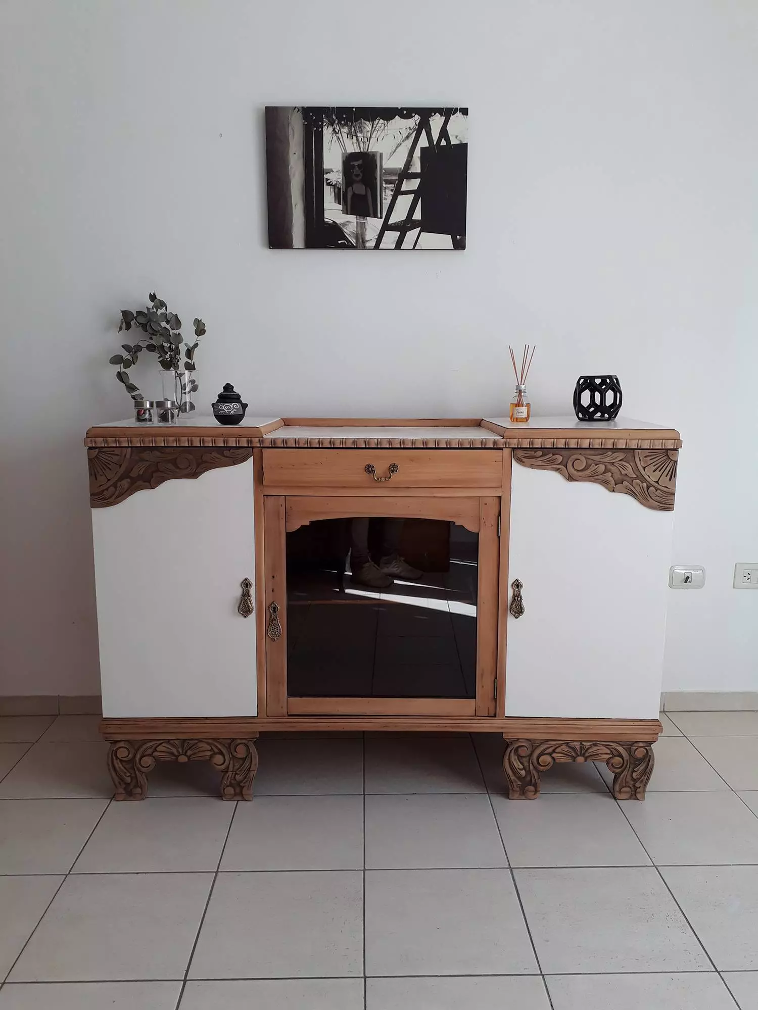 Restauréiert Ornéiert Holz Sideboard mat Wäiss Dieren