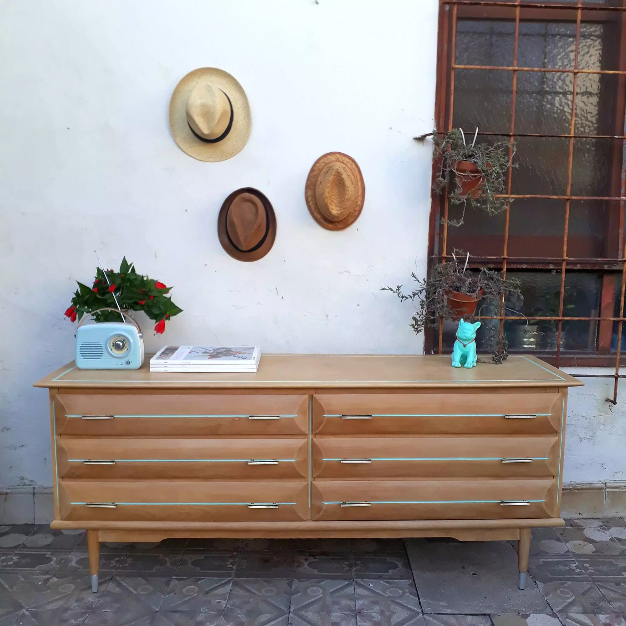 Gerestaureerde middel-eeuse styl hout sideboard